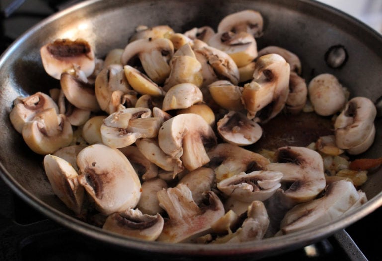 Pollo en Crema (Creamy Chicken) - Mamá Maggie's Kitchen