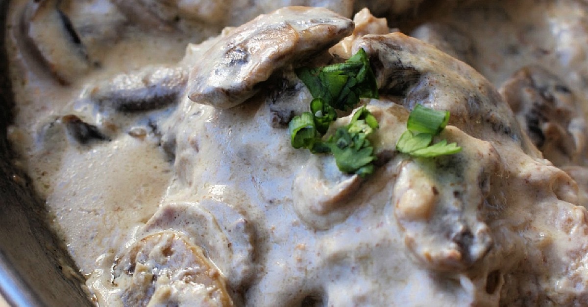 Pollo en Crema (Creamy Chicken) - Mamá Maggie's Kitchen